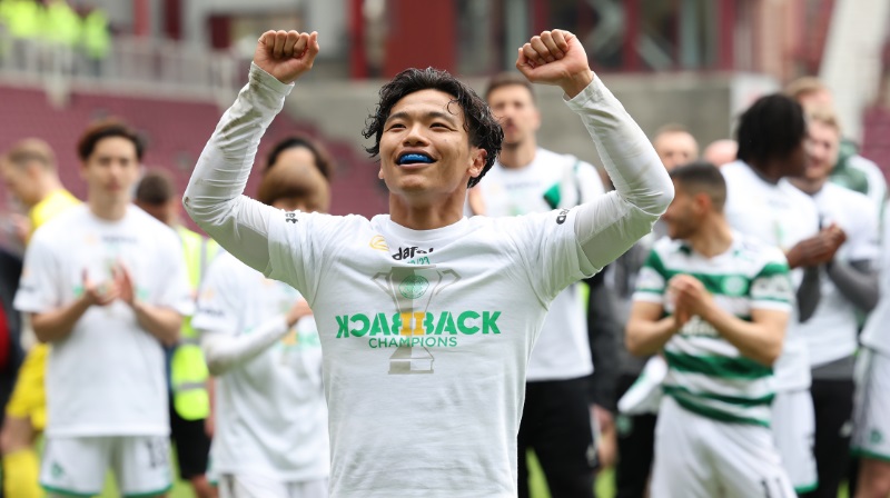旗手怜央が優勝の集合写真にいないぞ…セルティックファンが心配し始める ｜qoly サッカーニュース