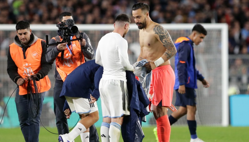 メッシに超FKを決められたエクアドル代表GK、実はメッシの幼馴染だった！「人生初失点はメッシに奪われた」と明かす ｜Qoly サッカーニュース