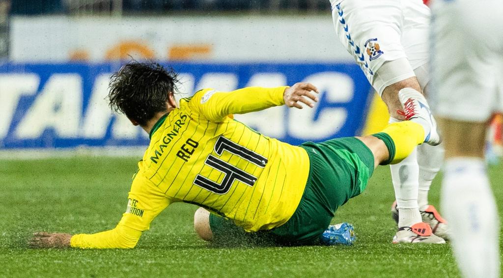 旗手怜央のタックル、宿敵OBが怒り心頭！「あれはレッドカードだ！謝れば済む話ではない」 ｜Qoly サッカーニュース